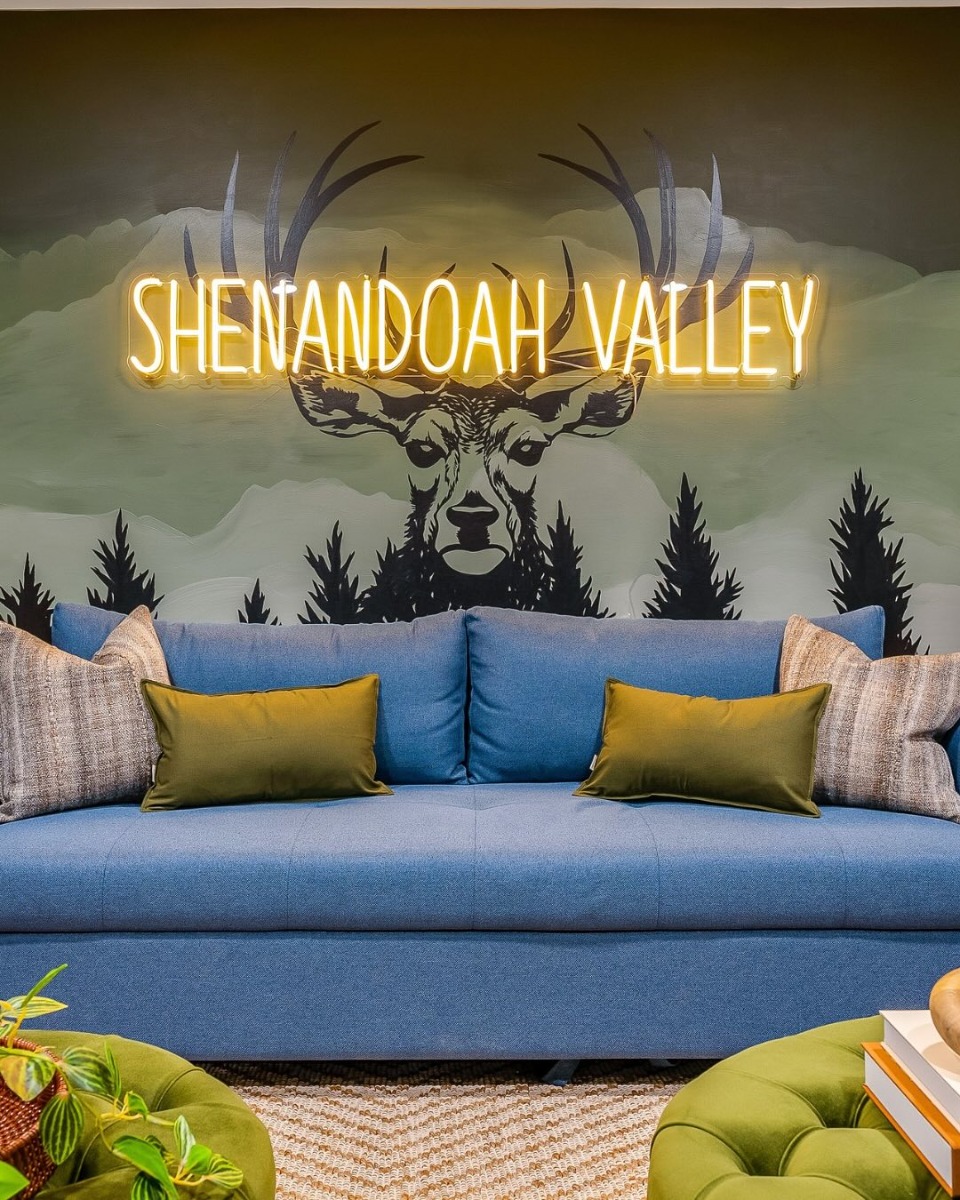 Airbnb Interior Designer Somerled x Custom Neon® - Showcase